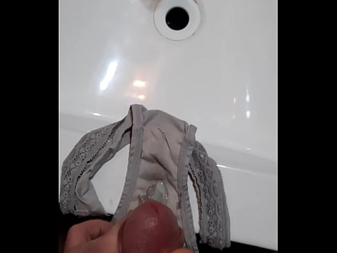 Je crache mon sperme dans les culotte sale de ma femme && - XVIDEOS.COM